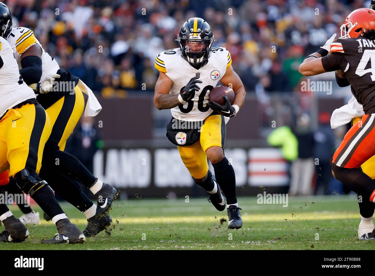 Pittsburgh Steelers running back Jaylen Warren (30) runs with ball ...