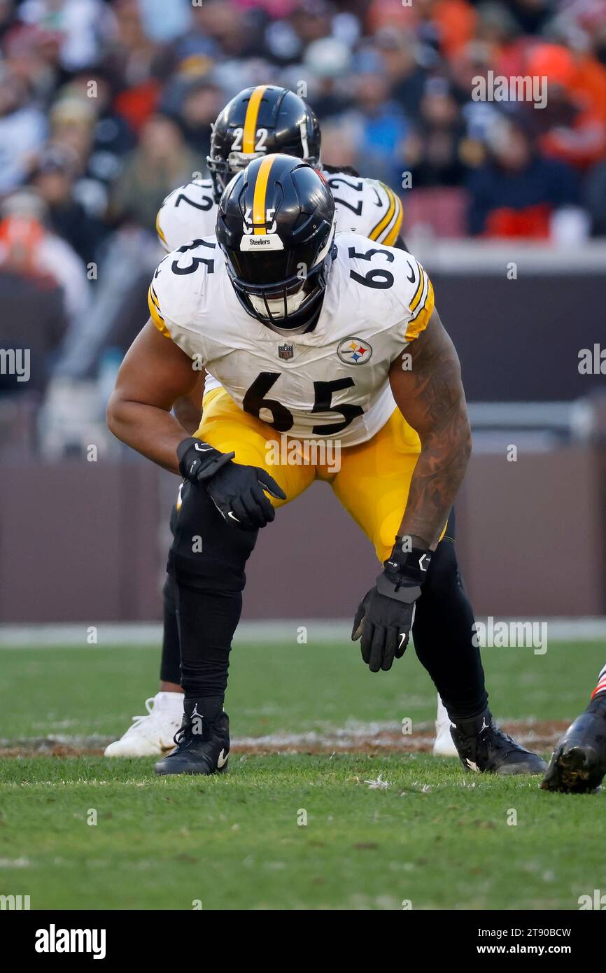 Pittsburgh Steelers offensive tackle Dan Moore Jr. (65) lines up for a ...