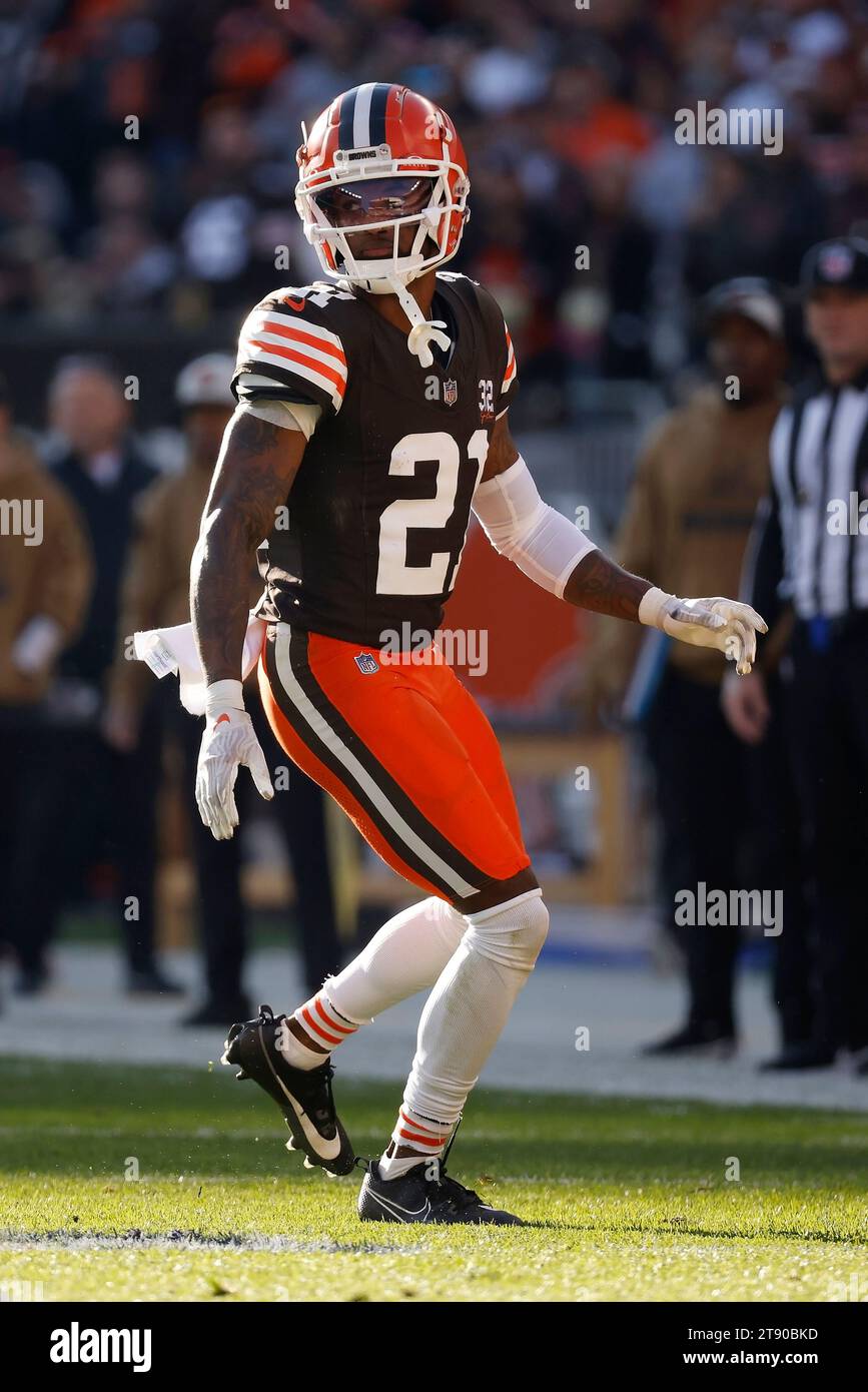 Cleveland Browns cornerback Denzel Ward (21) drops back in coverage ...