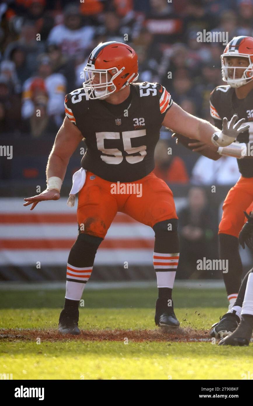 Cleveland Browns center Ethan Pocic (55) looks to make a block during ...