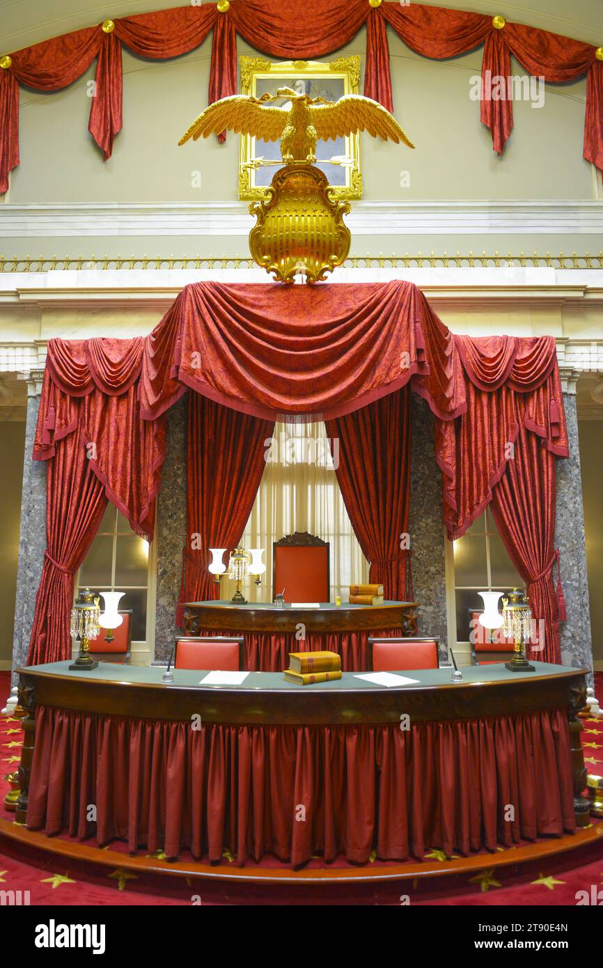 Inside us capitol rotunda of us capitol hi-res stock photography and ...
