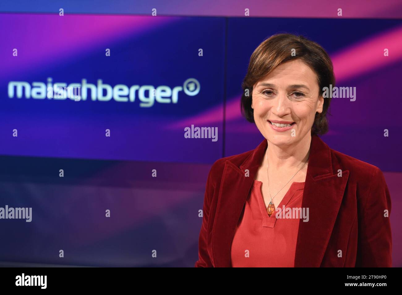 Moderatorin Sandra Maischberger in ihrer ARD Talkshow Maischberger ...