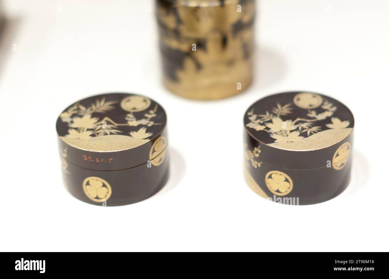 (Round Box), 19th century, Unknown Japanese, 2 1/4 in. (5.72 cm ...