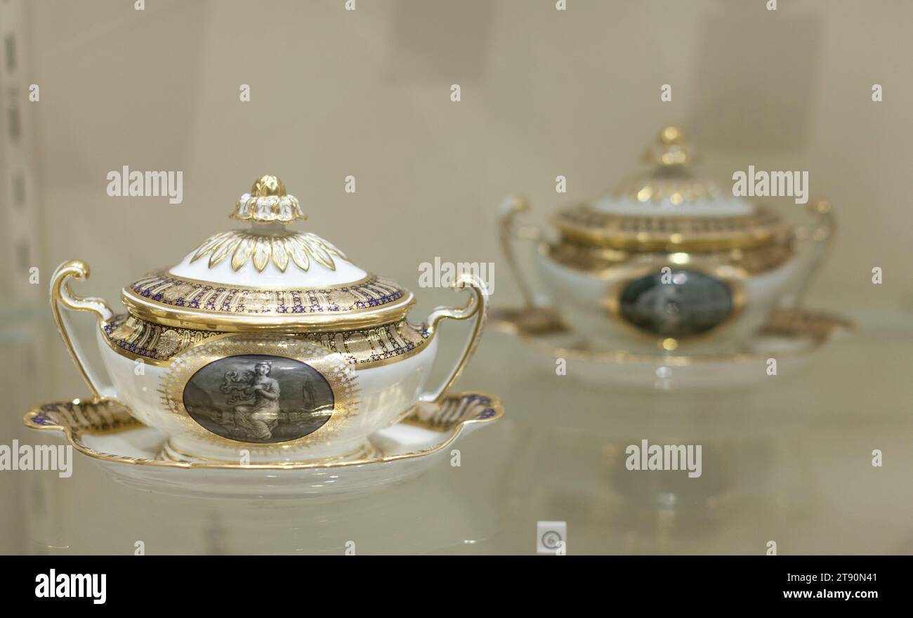 Thomas flights worcester porcelain factory hi-res stock photography and ...