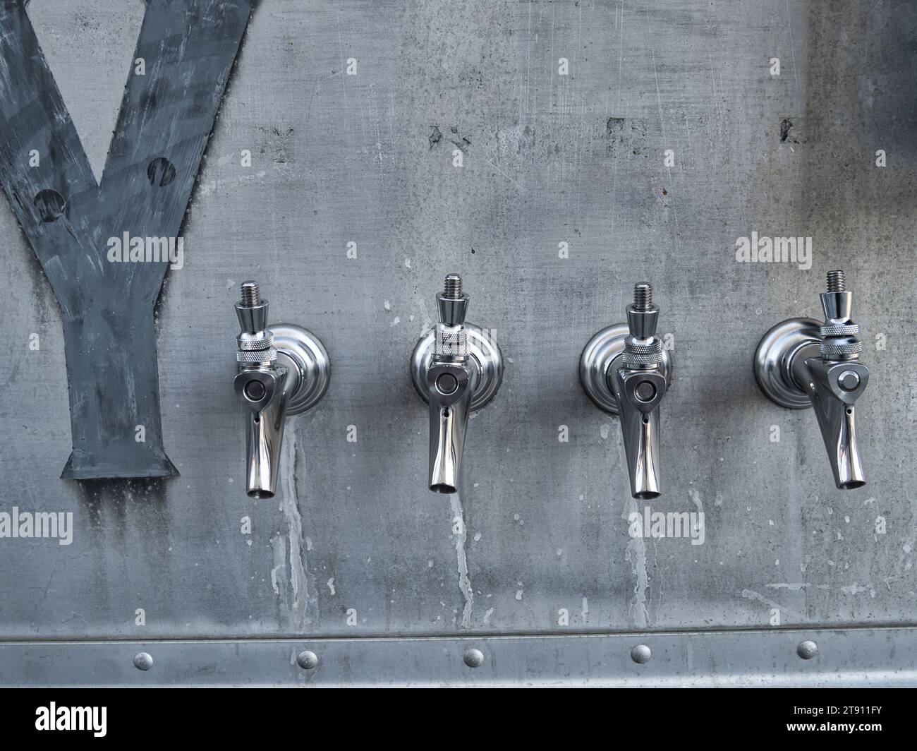 Pouring draft beer outdoor pub hi-res stock photography and images - Alamy
