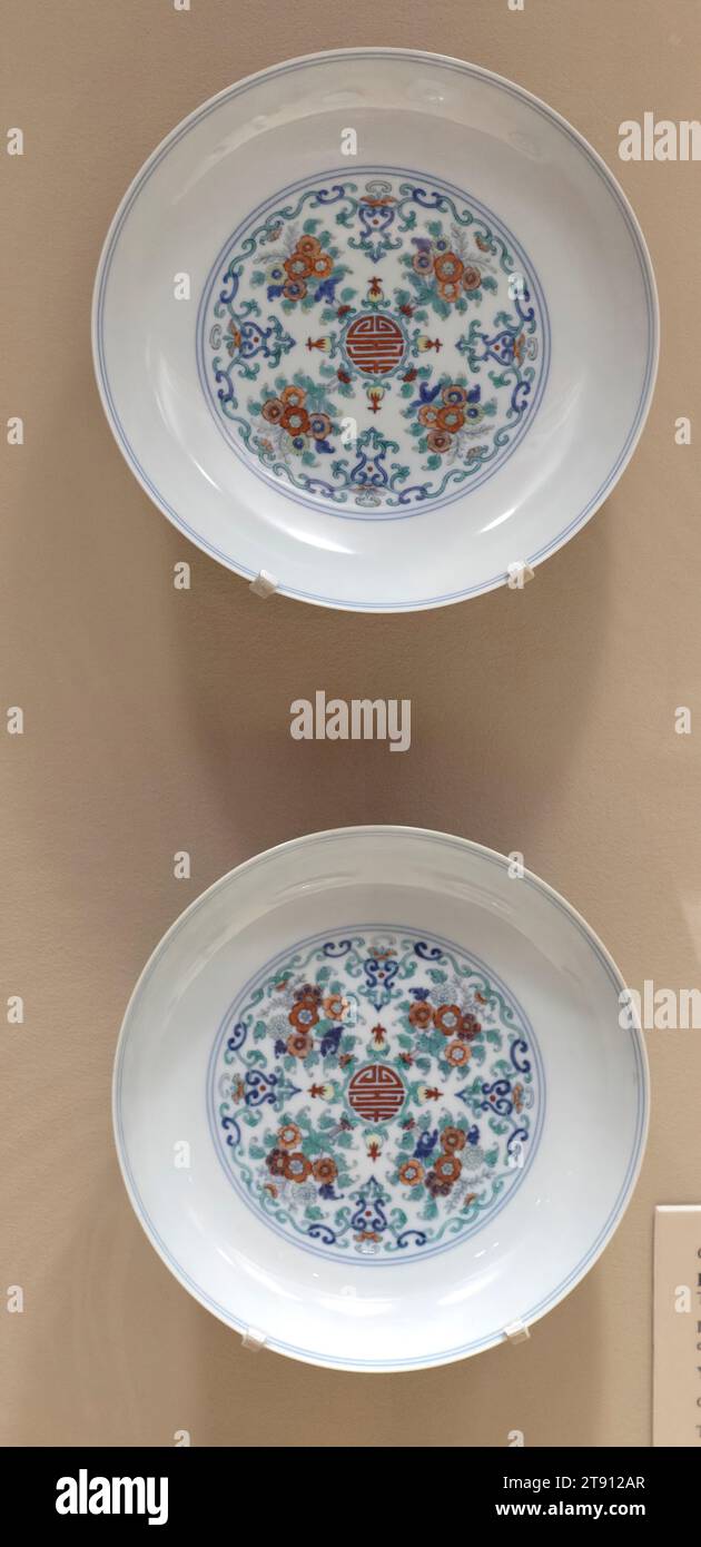 Six character imperial yung cheng mark hi-res stock photography and ...