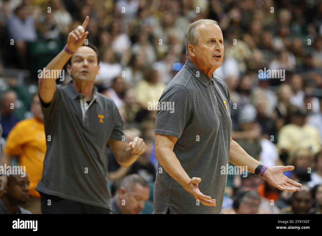 Tennessee head coach Rick Barnes, right, reacts to play during the ...