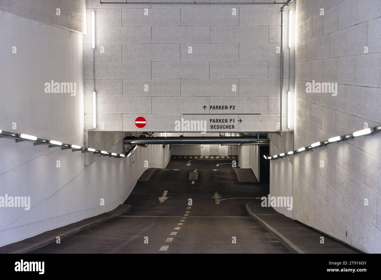Sign parking lot no entry hi-res stock photography and images - Alamy