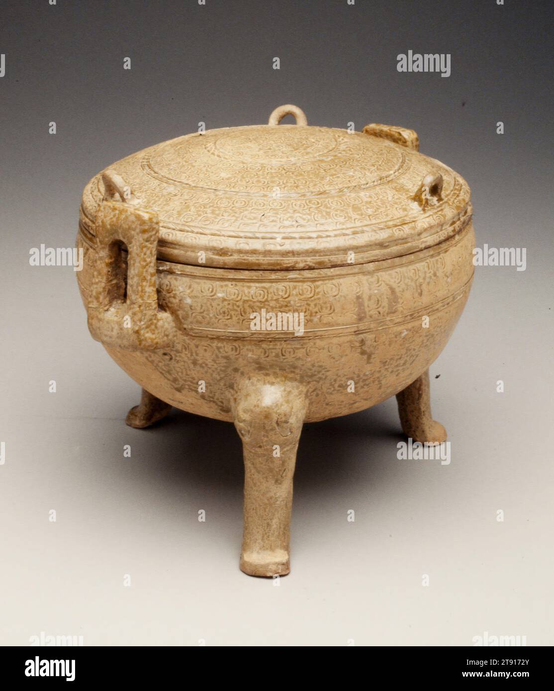 Three legged ceremonial bronze vessels hi-res stock photography and ...