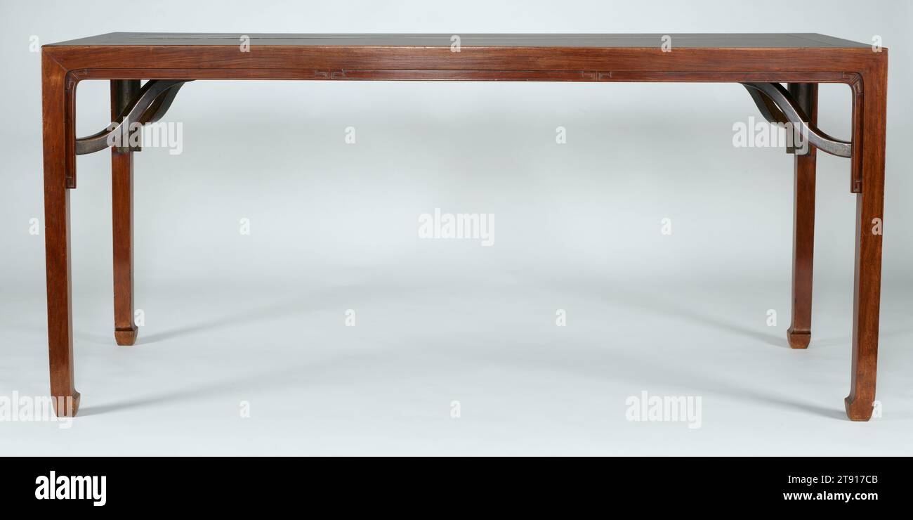 Cloud scroll shaped apron spandrels hi-res stock photography and images - Alamy