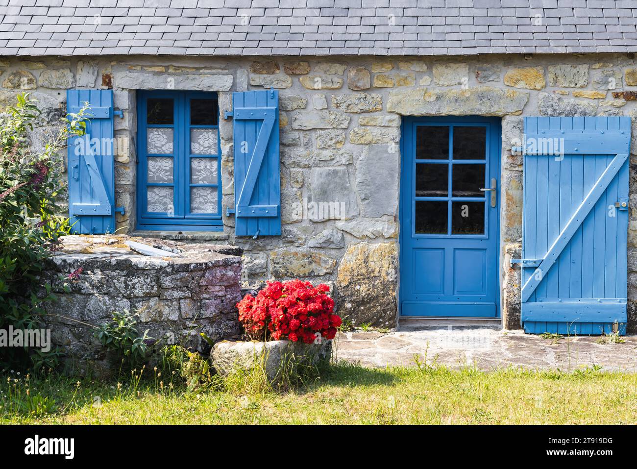 Blue shutters stone cottage hi-res stock photography and images - Alamy