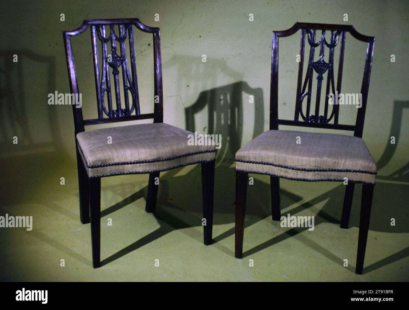 Square back sheraton side chair hi-res stock photography and images - Alamy