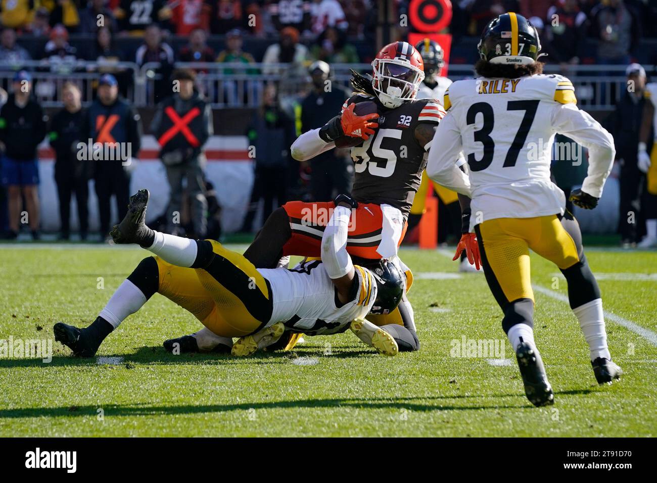 Cleveland Browns tight end David Njoku (85) is tackled by Pittsburgh ...