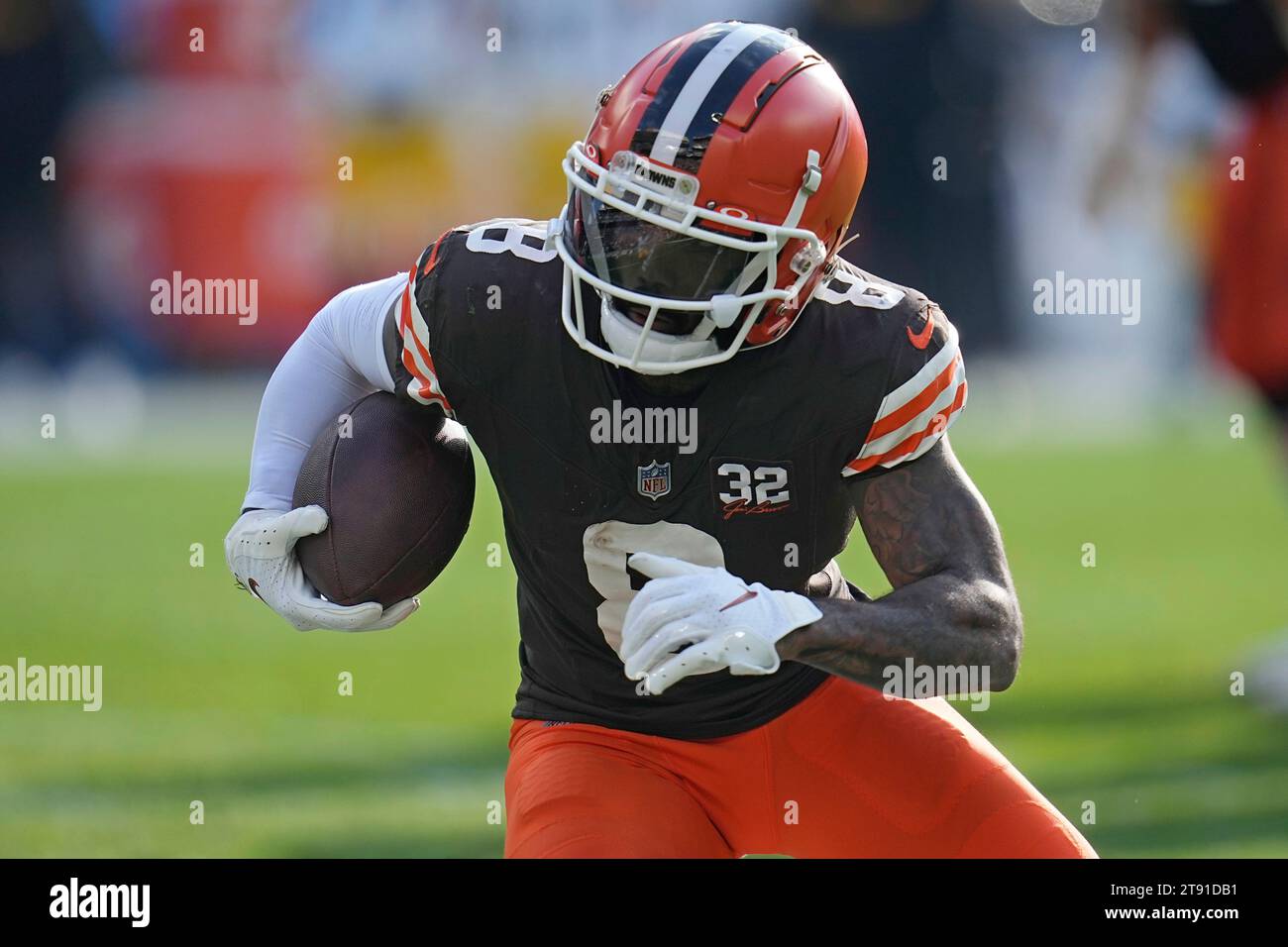 Cleveland Browns wide receiver Elijah Moore (8) carries in the first ...