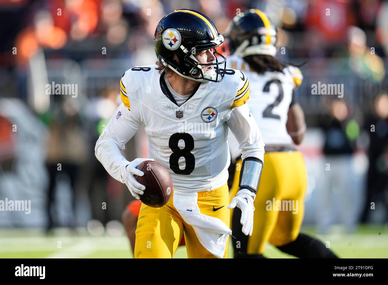 Pittsburgh Steelers quarterback Kenny Pickett (8) scrambles during the ...