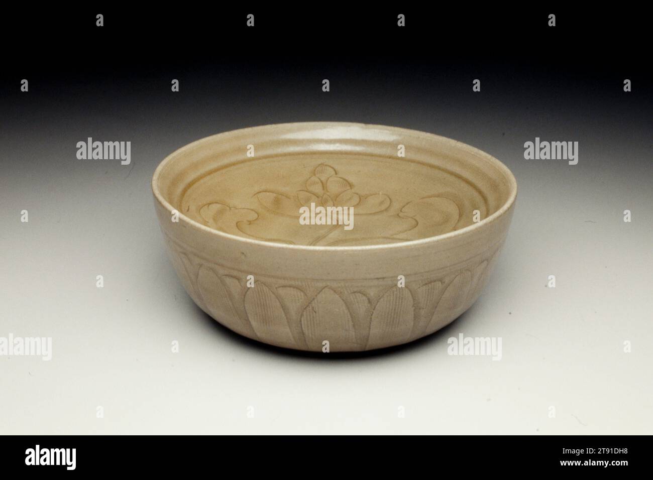 Yaozhou ware porcelaneous stoneware hi-res stock photography and images ...