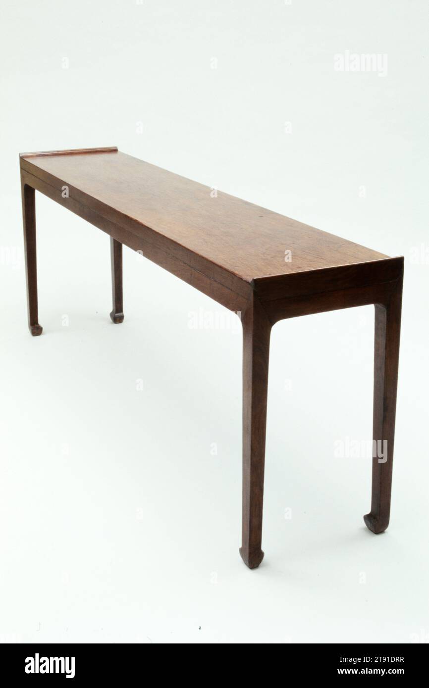 Four leg table hi-res stock photography and images - Alamy