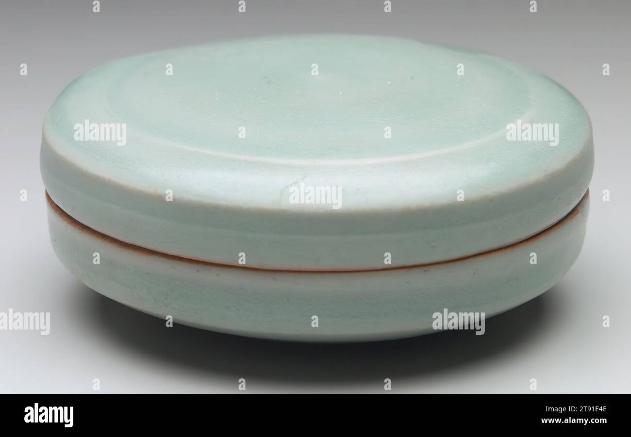 Longquan ware porcelaneous stoneware hi-res stock photography and ...