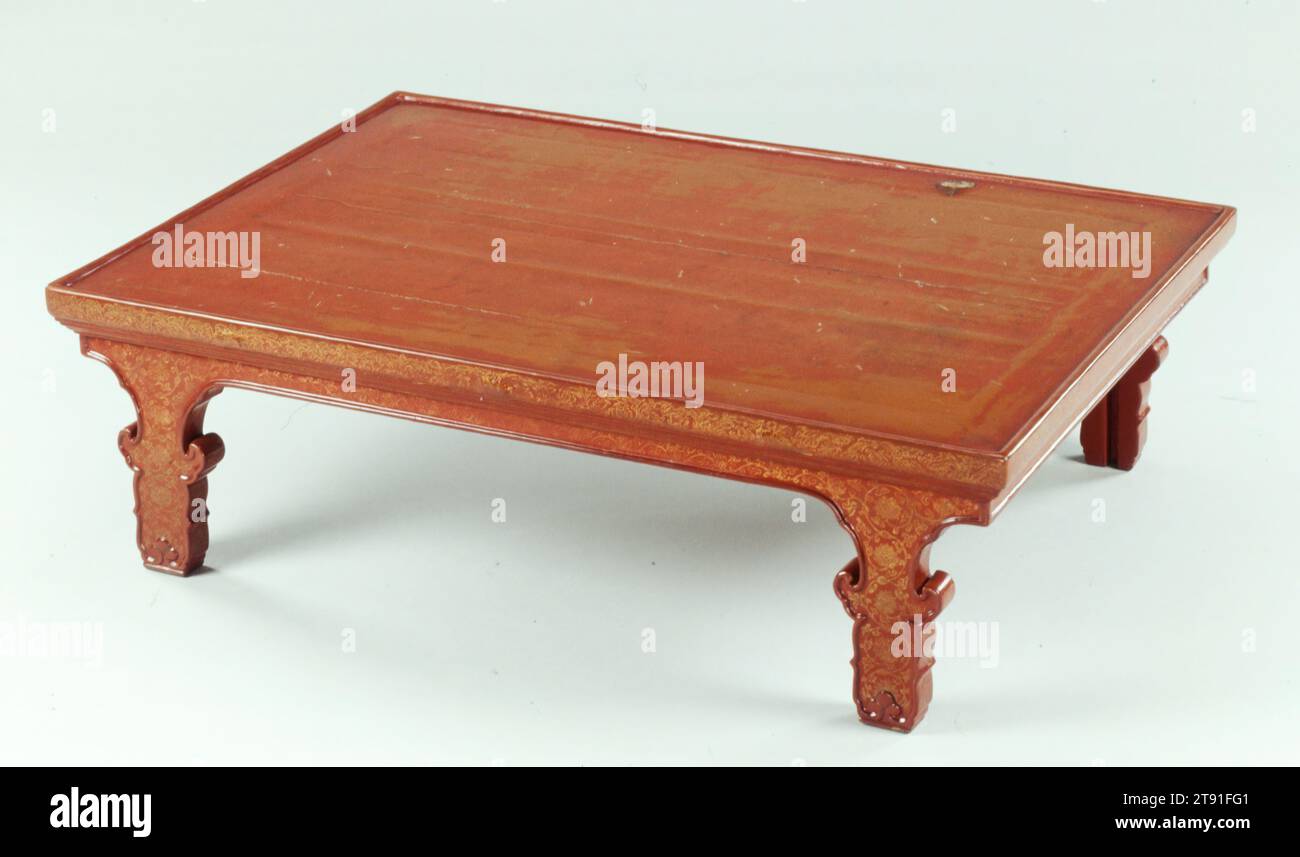 Recessed leg reading table hi-res stock photography and images - Alamy