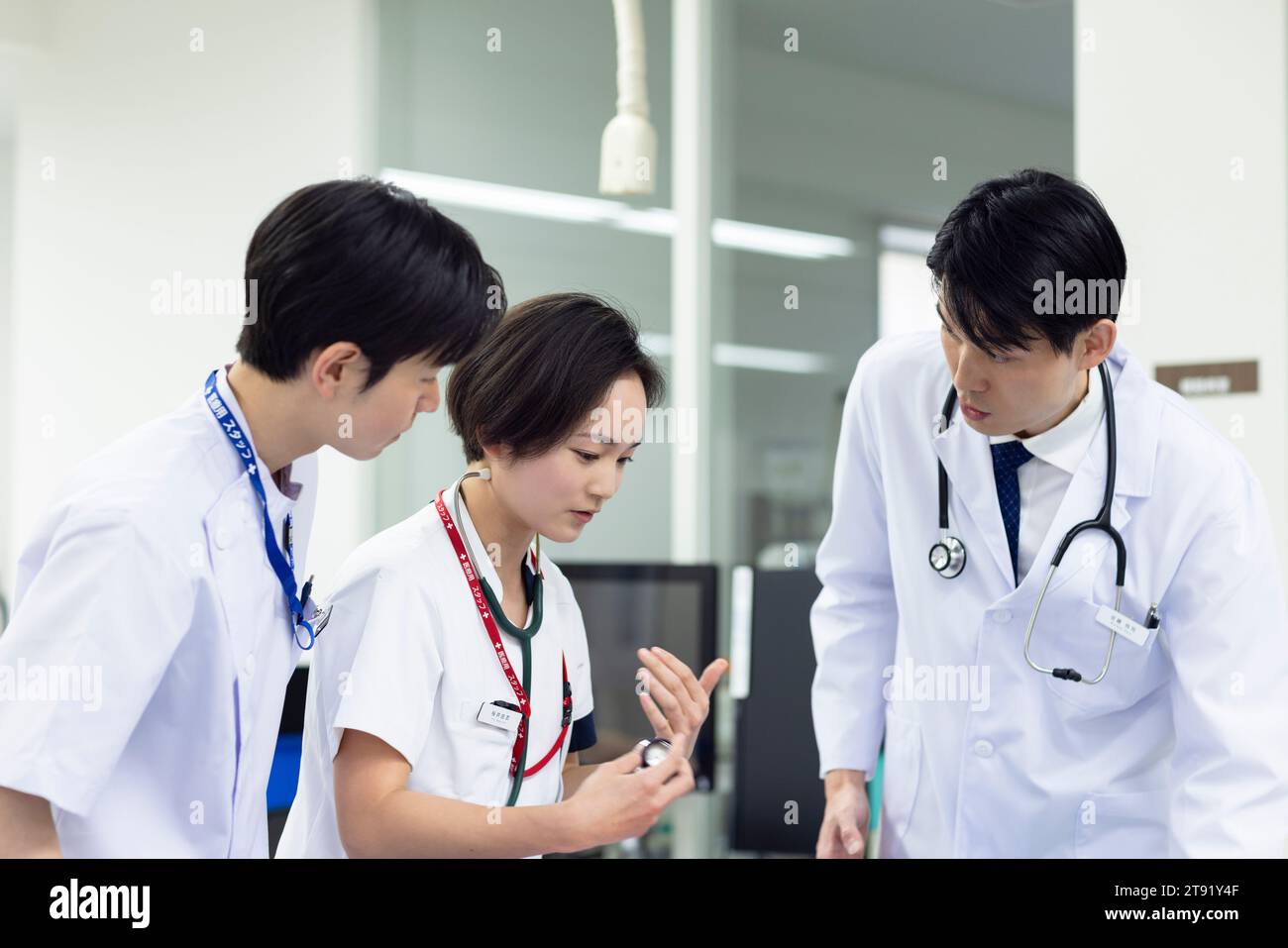 Explaining conversation hi-res stock photography and images - Alamy