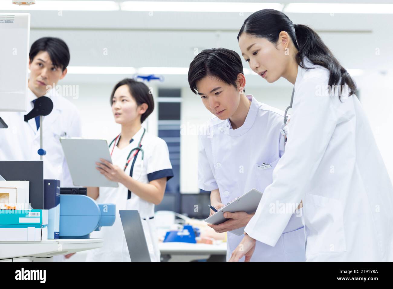 nurses and doctors working Stock Photo - Alamy