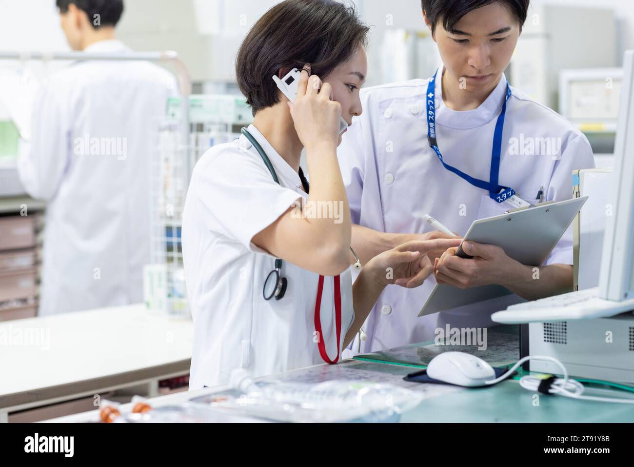 Nurse looking at electronic medical record Stock Photo - Alamy