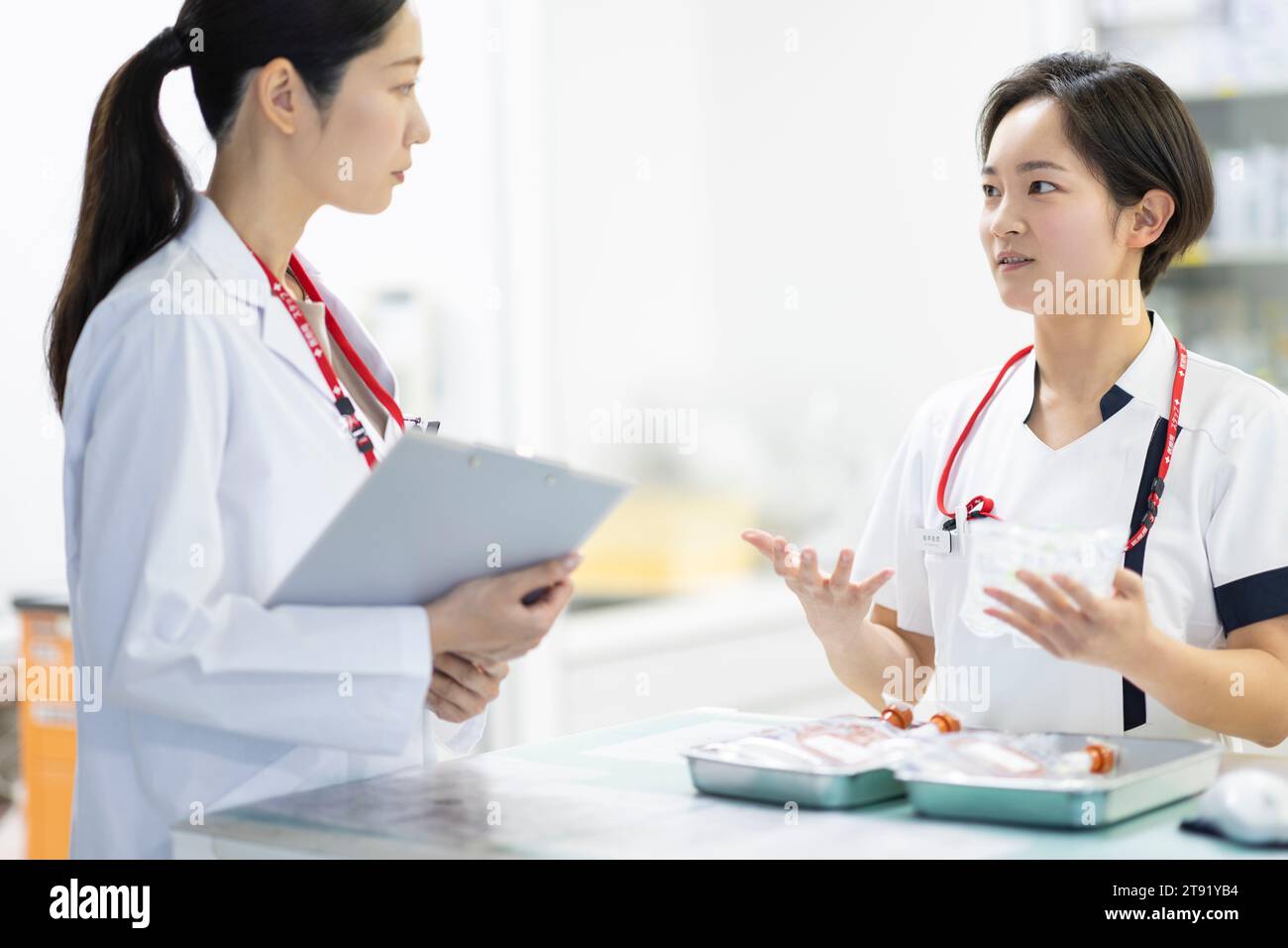 Doctor and nurse having a conversation Stock Photo - Alamy