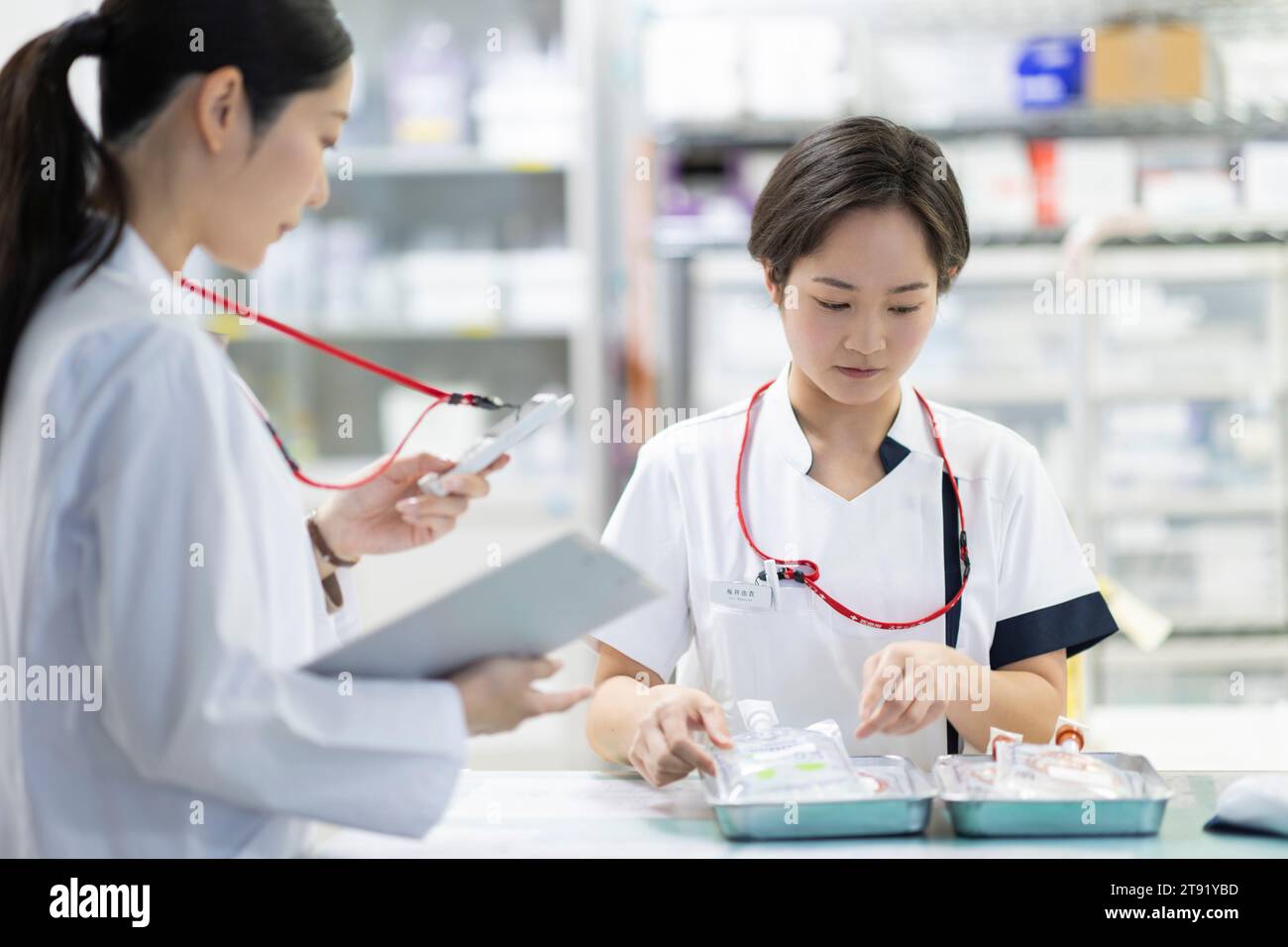 Doctor and nurse having a conversation Stock Photo - Alamy