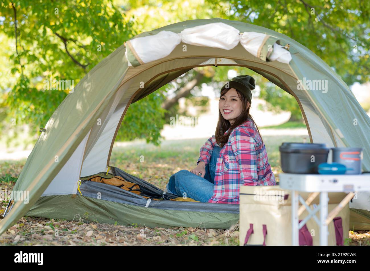 Woman solo camping hi-res stock photography and images - Alamy