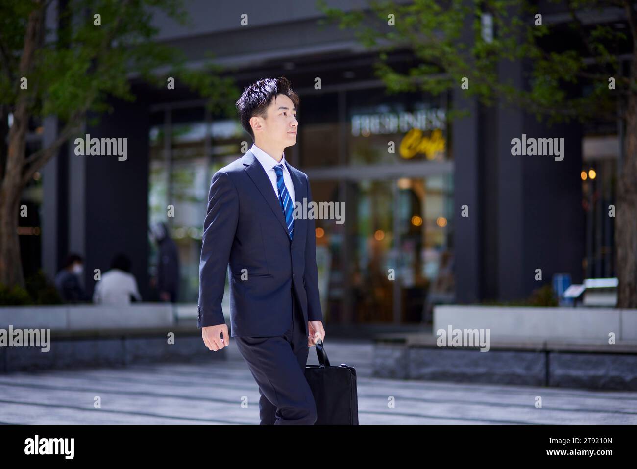 young Japanese businessman Stock Photo - Alamy