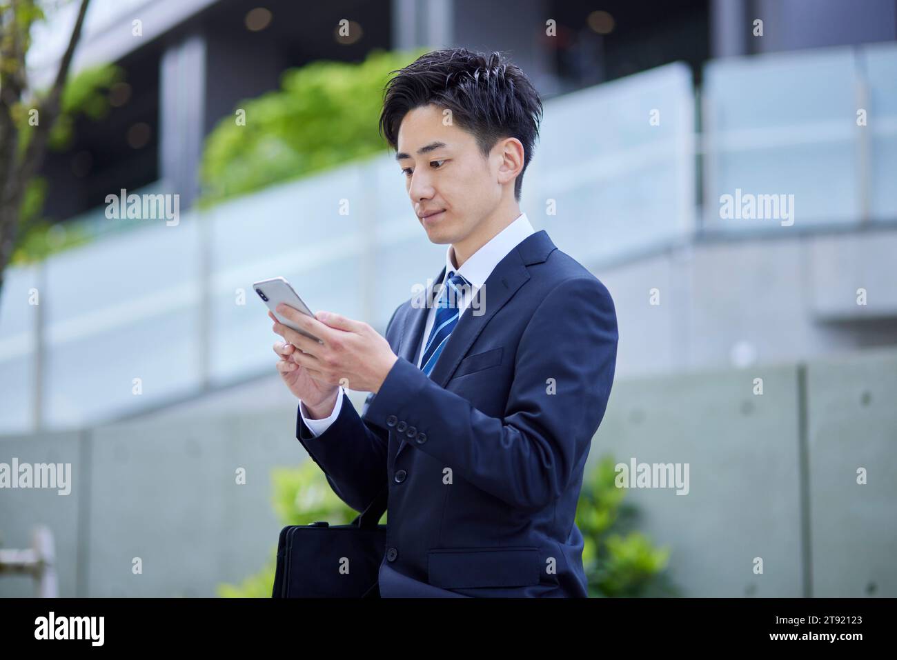 young Japanese businessman Stock Photo - Alamy