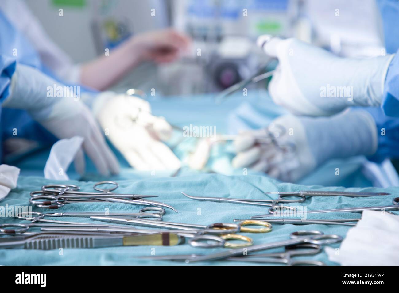 doctor performing surgery Stock Photo - Alamy