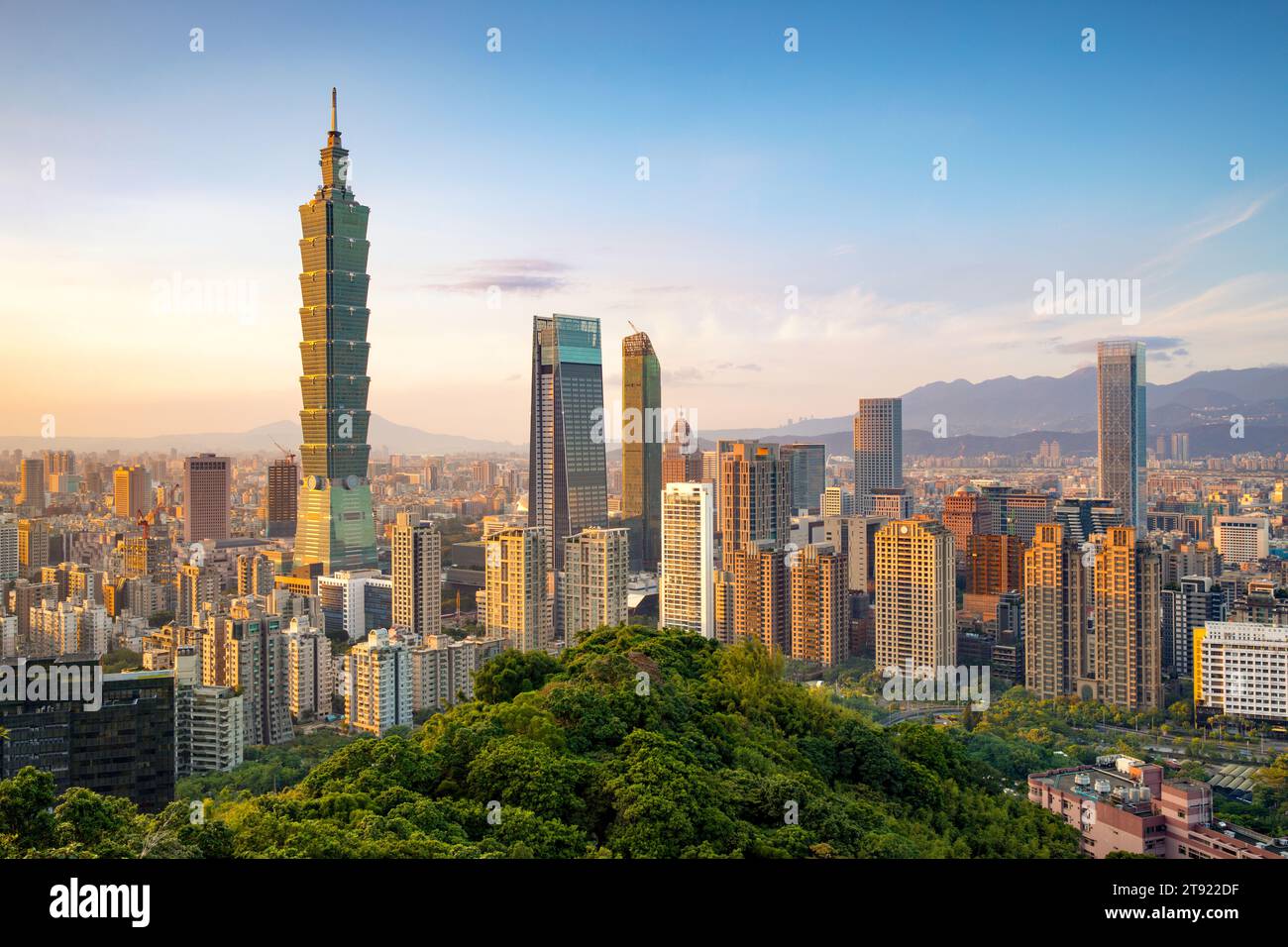 Taipei financial district and skyline hi-res stock photography and ...