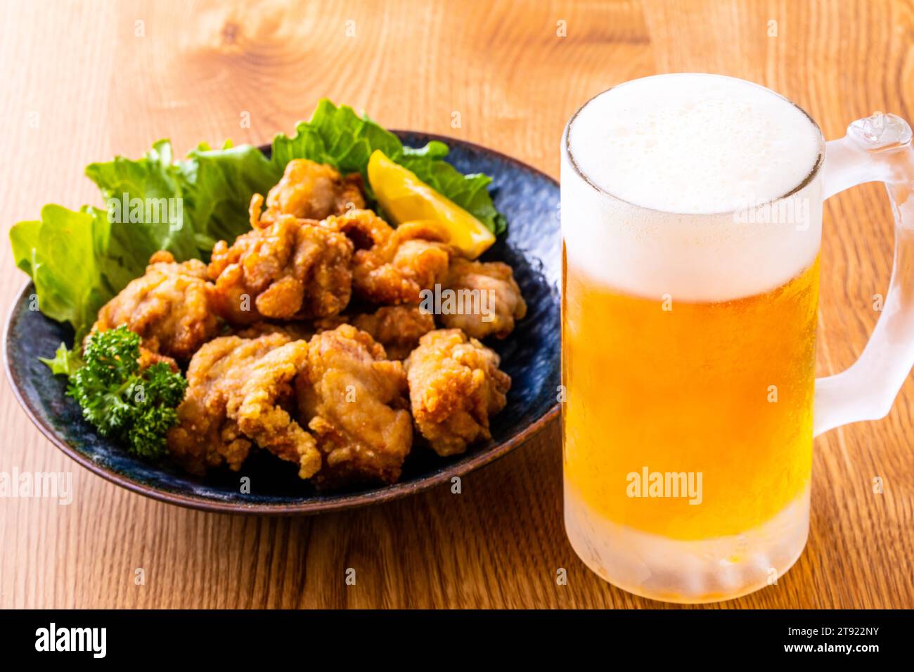 Japanese izakaya draft beer and fried chicken Stock Photo - Alamy