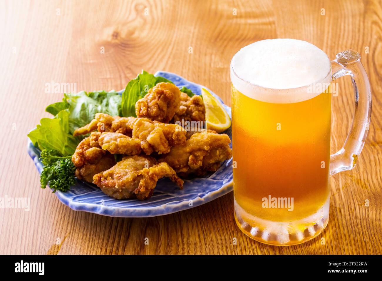 Japanese izakaya draft beer and fried chicken Stock Photo - Alamy