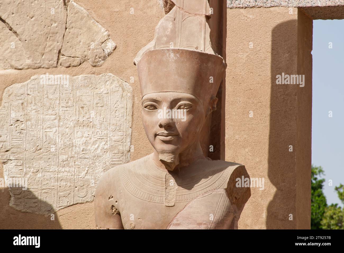 Ancient statue at The Temple of Karnak. Egypt Stock Photo - Alamy