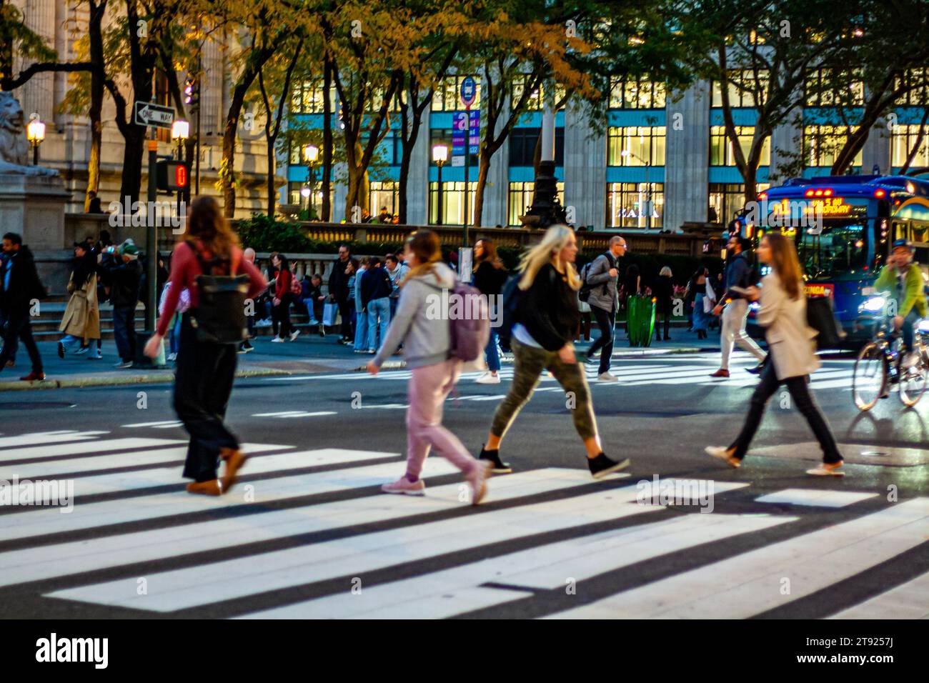 Pedestrians rushing across a crosswalk in Midtown Manhattan, New York ...