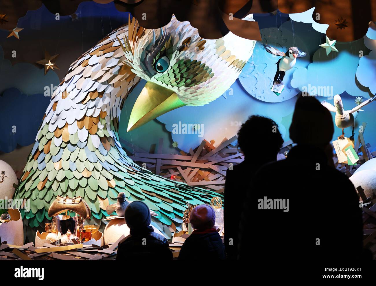 Paris, France. 21st Nov, 2023. Pedestrians look at the Christmas window ...
