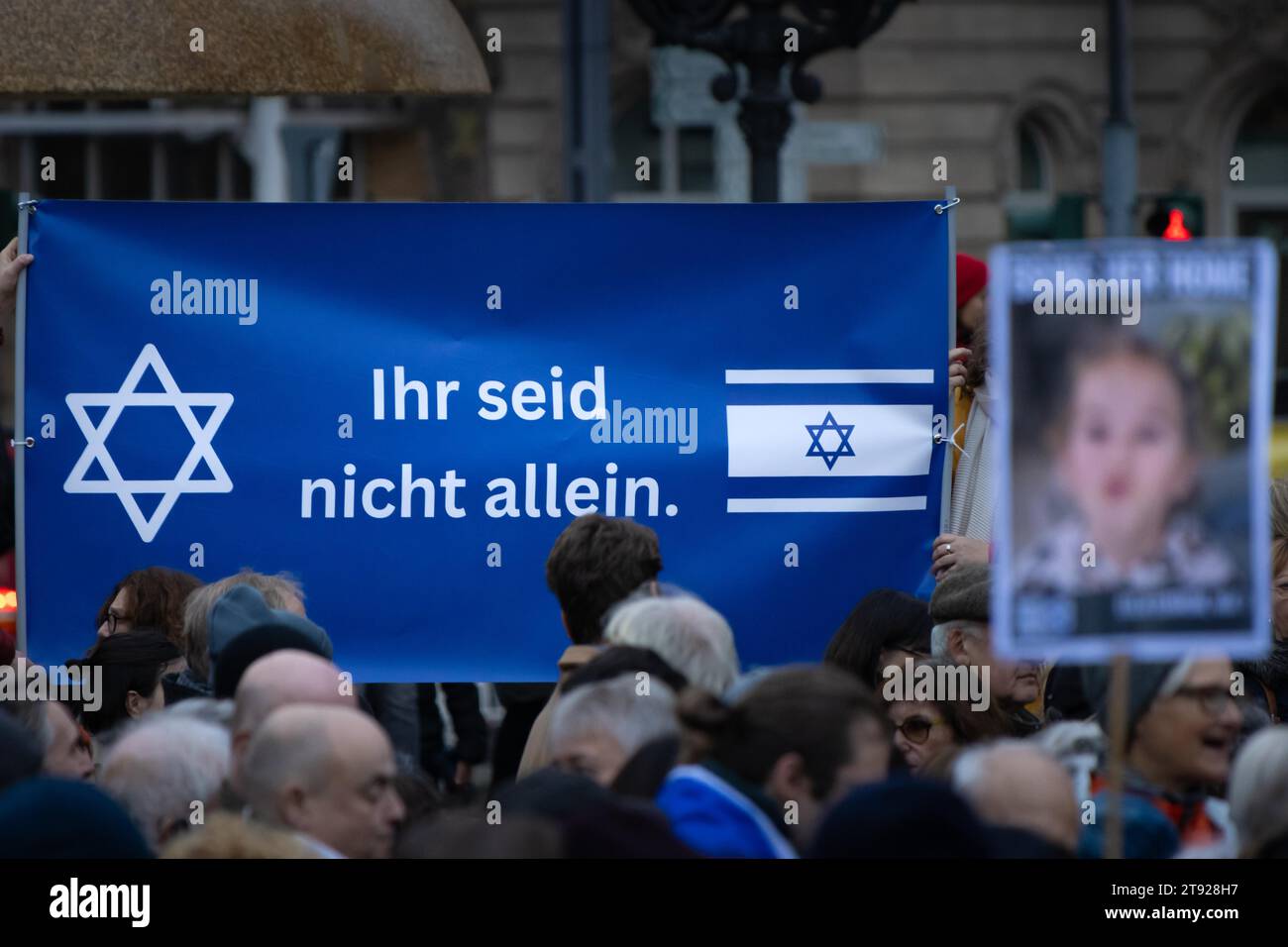 You are not alone. is written on a banner. Under the motto Never again ...