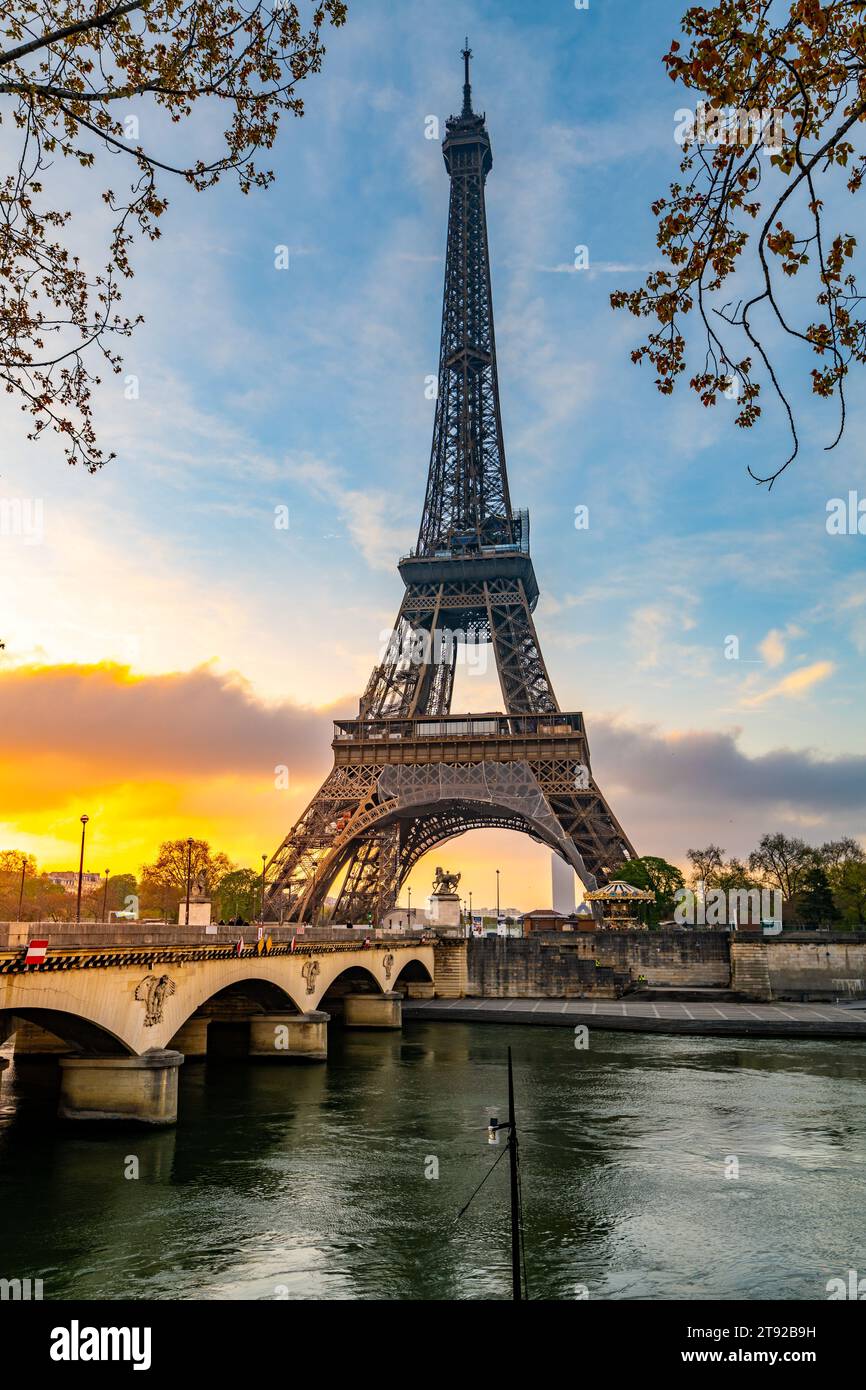 Eiffel Tower photography from Jena Bridge. Sunrise in Paris, France ...