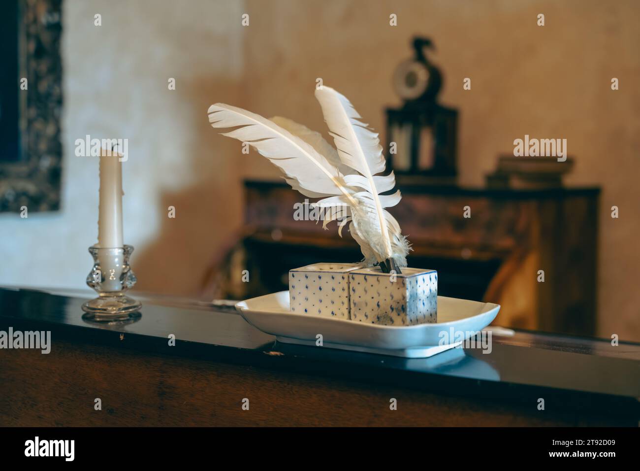 Vintage inkwell and paper hi-res stock photography and images - Alamy