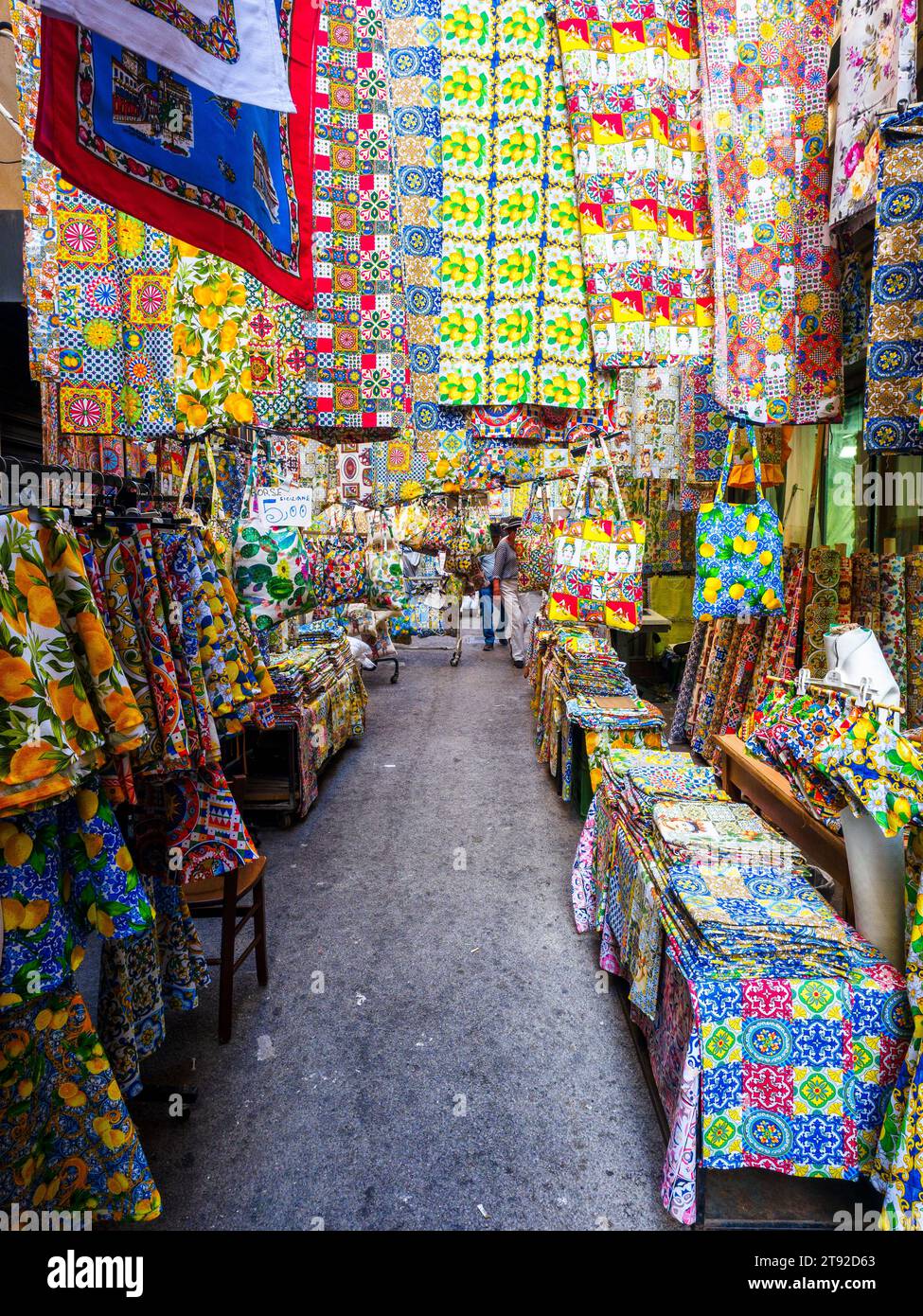 Fabric stalls hi-res stock photography and images - Alamy