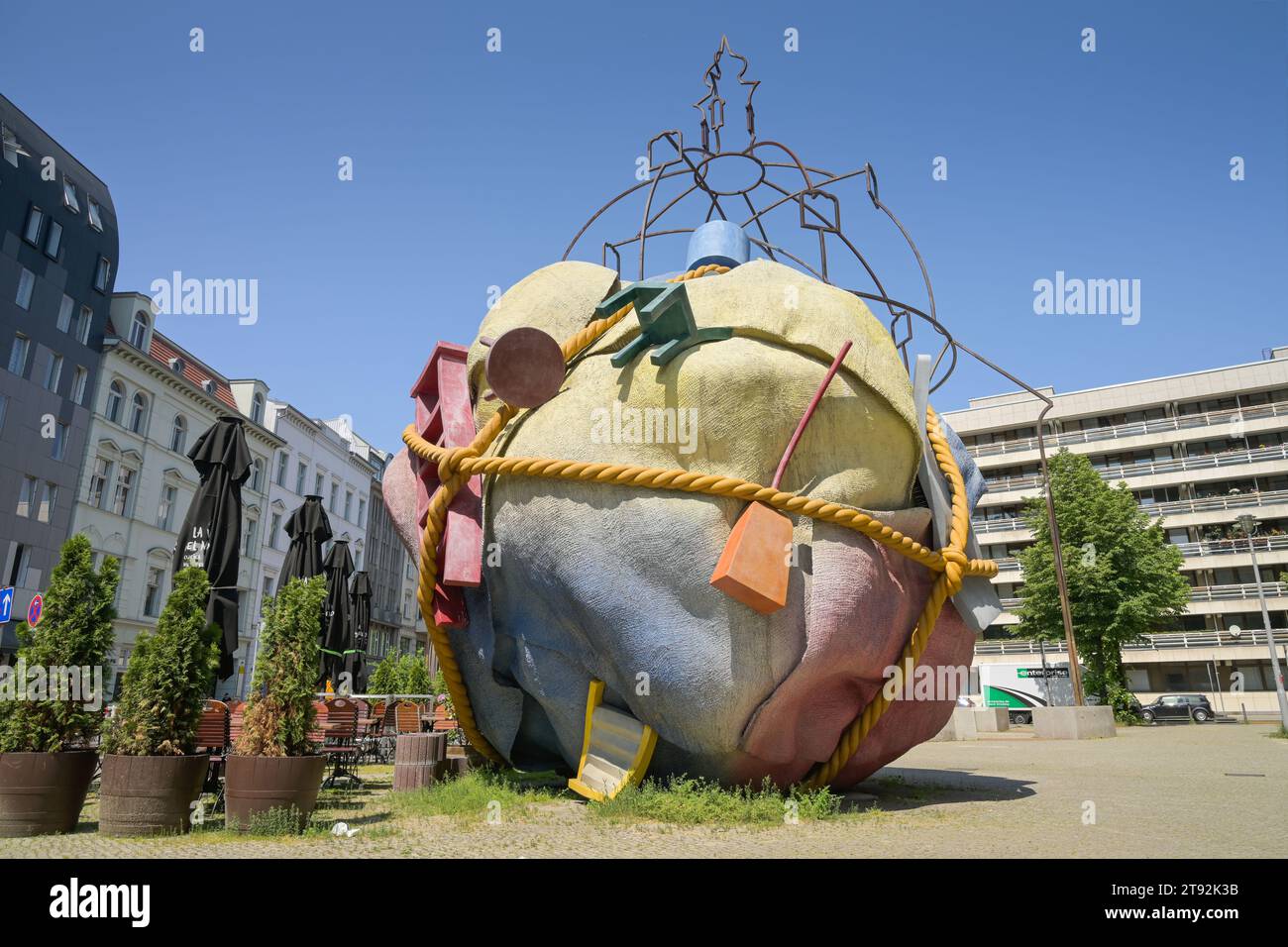 Skulptur Houseball von Claes Oldenburg, Stahlskulptur Memoria Urbana ...