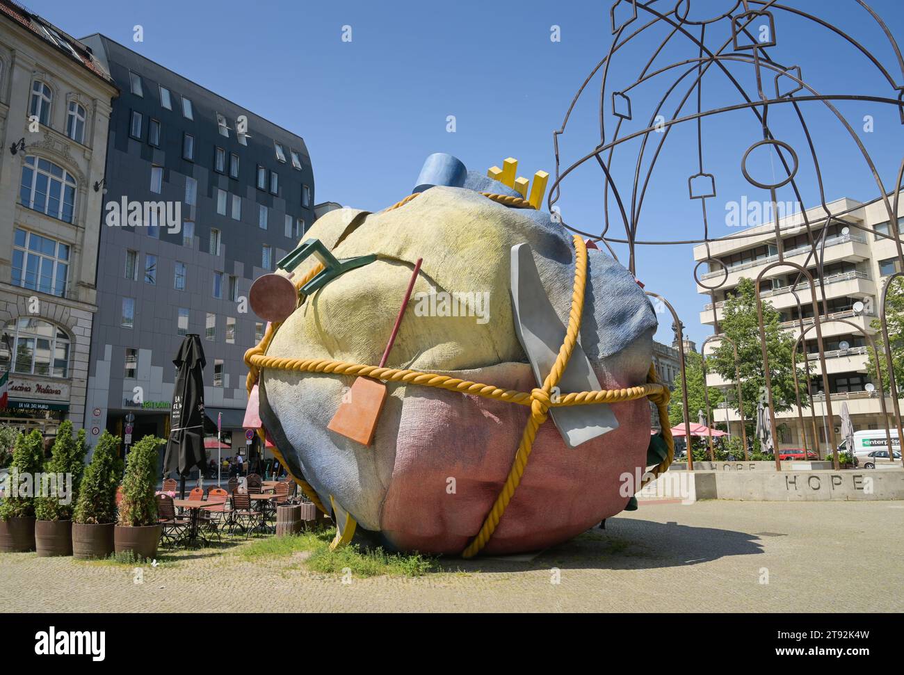 Skulptur Houseball von Claes Oldenburg, Stahlskulptur Memoria Urbana ...