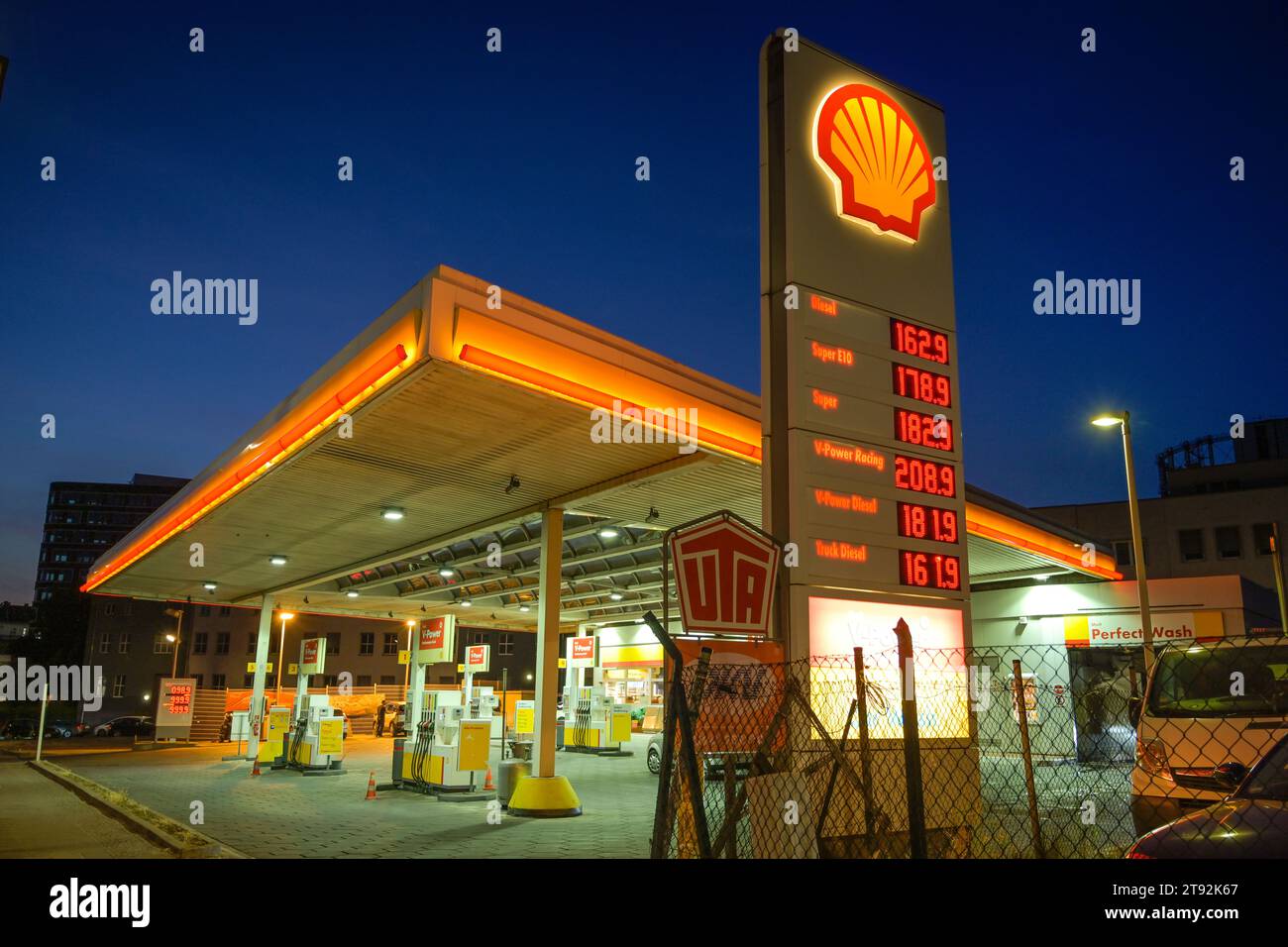 Shell-Tankstelle, Berlin, Deutschland *** Local Caption *** , Berlin, Deutschland Stock Photo ...