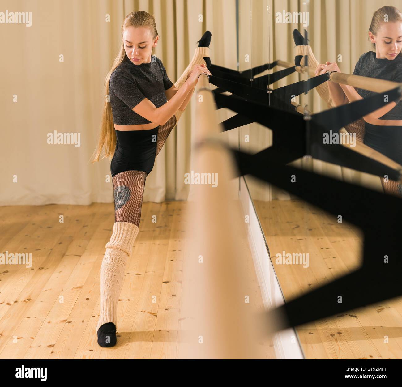 Side view ballerina training hi-res stock photography and images - Alamy