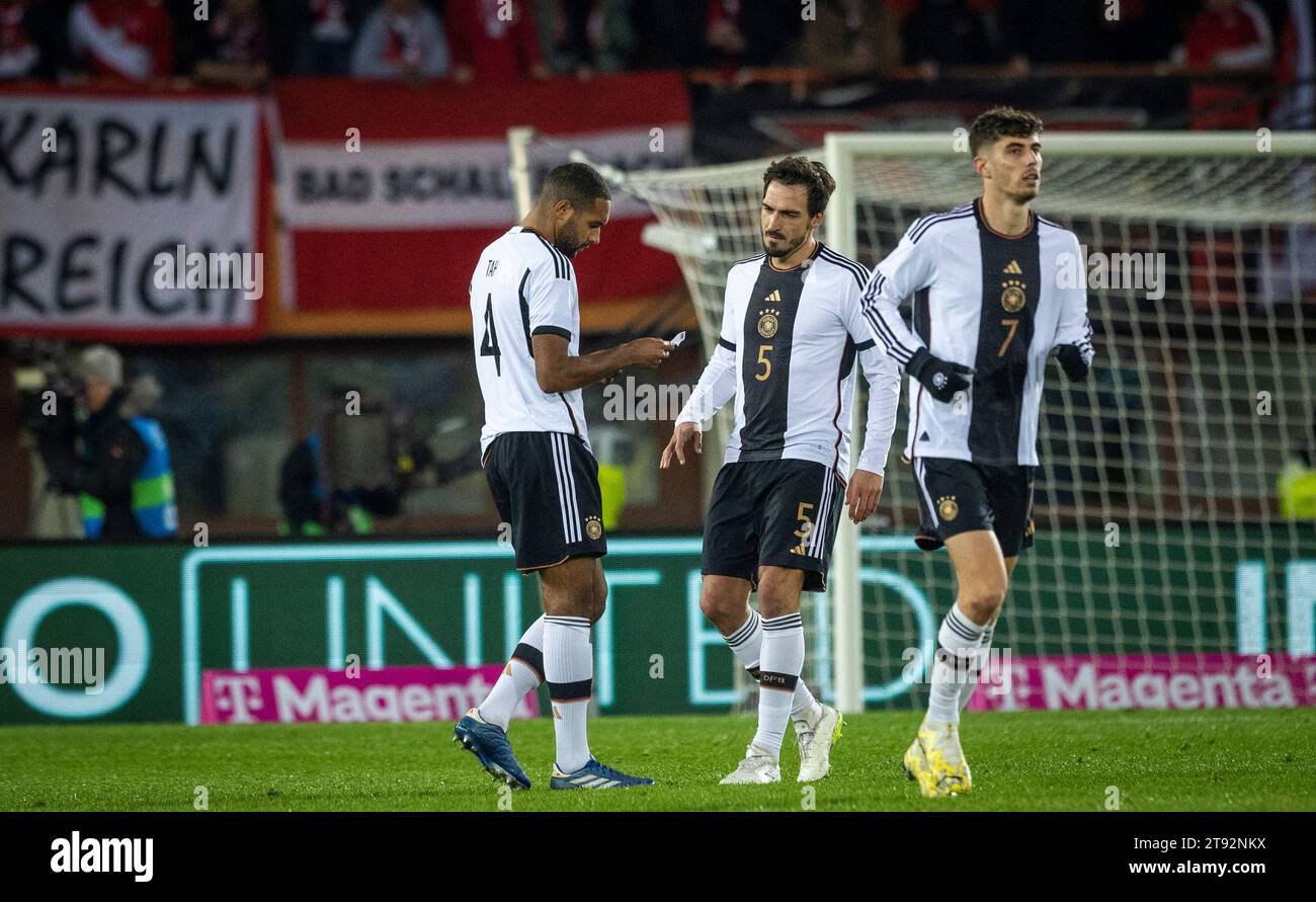 Wien, Germany. 21st Nov 2023. Jonathan Tah (Deutschland) mit Zettel ...
