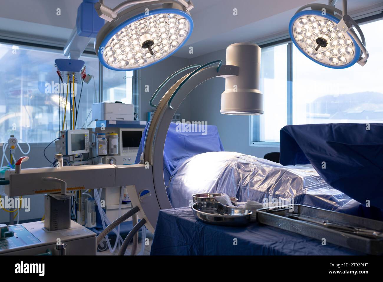 Hospital operating room hi-res stock photography and images - Alamy