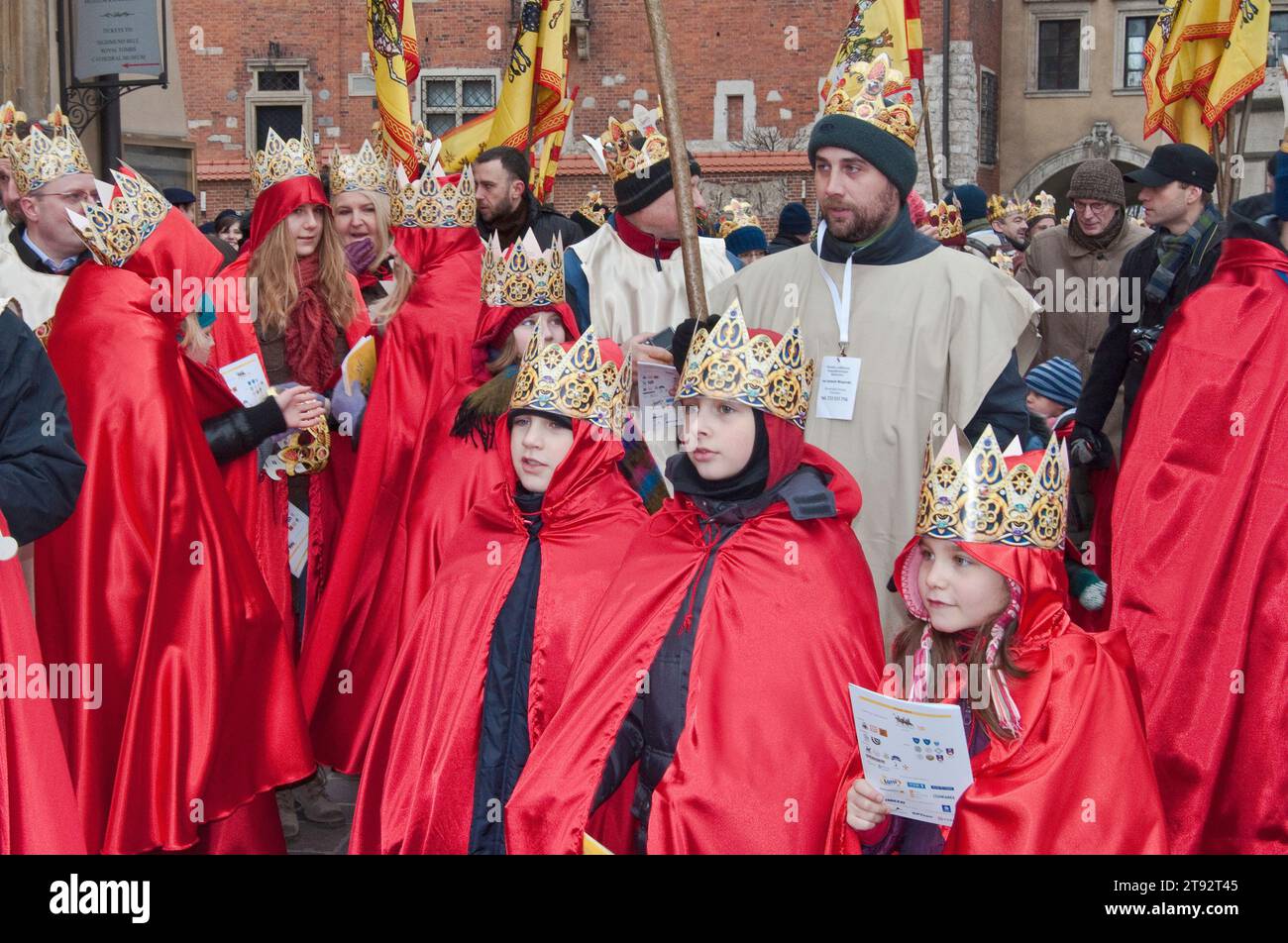 Magi wearing crowns hi-res stock photography and images - Alamy
