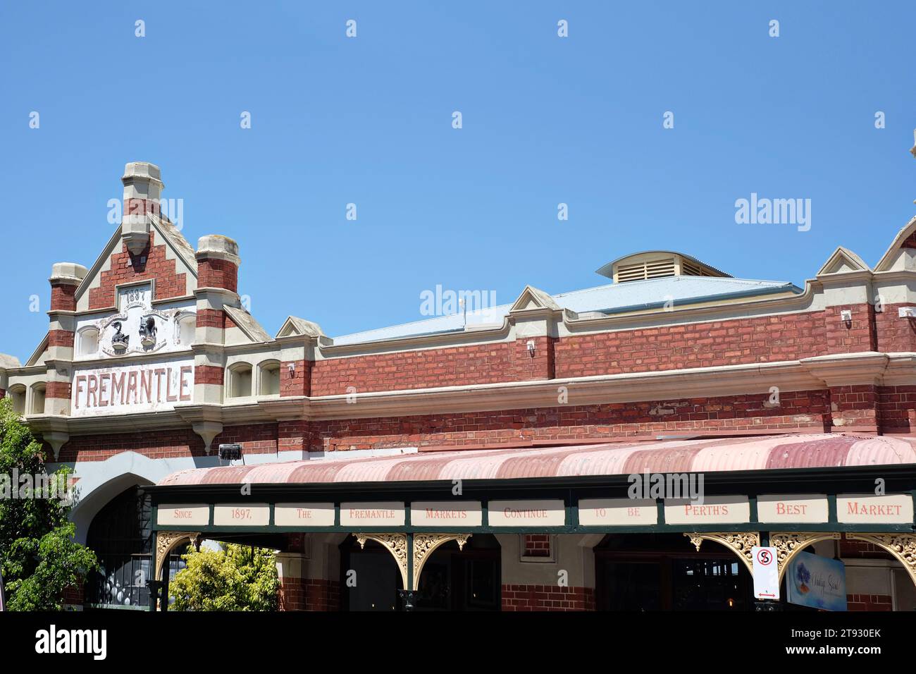 Exposed brick parapet hi-res stock photography and images - Alamy